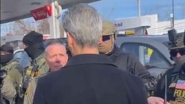 Evanston Mayor Daniel Biss Confronts Border Patrol Chief Greg Bovino as ...
