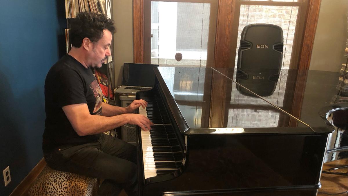 From ‘The Bear’ to the Blues, Chicago Piano Man Johnny Iguana at Home ...